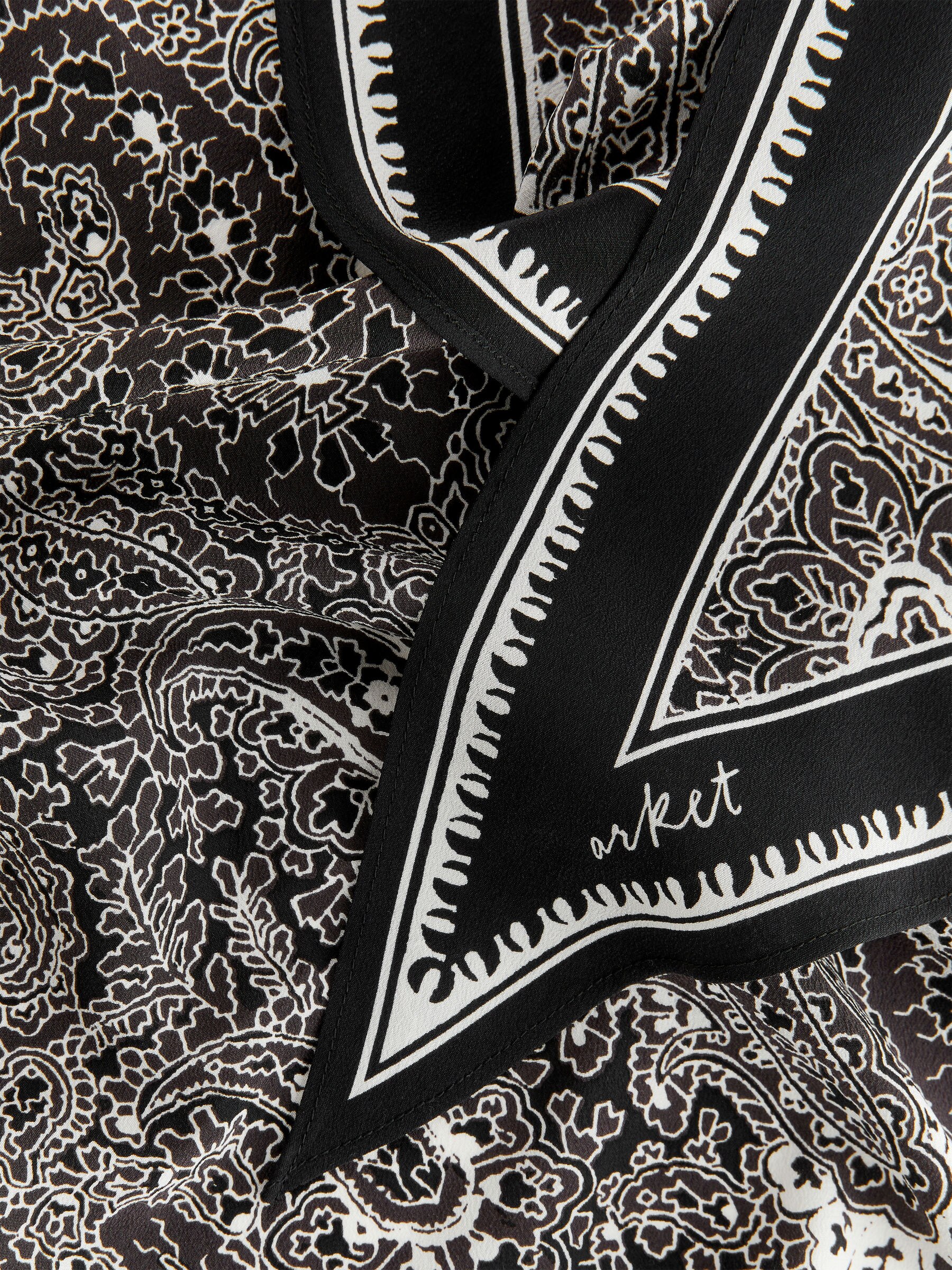 Triangle Silk Scarf – Black/White – Women – ARKET NL