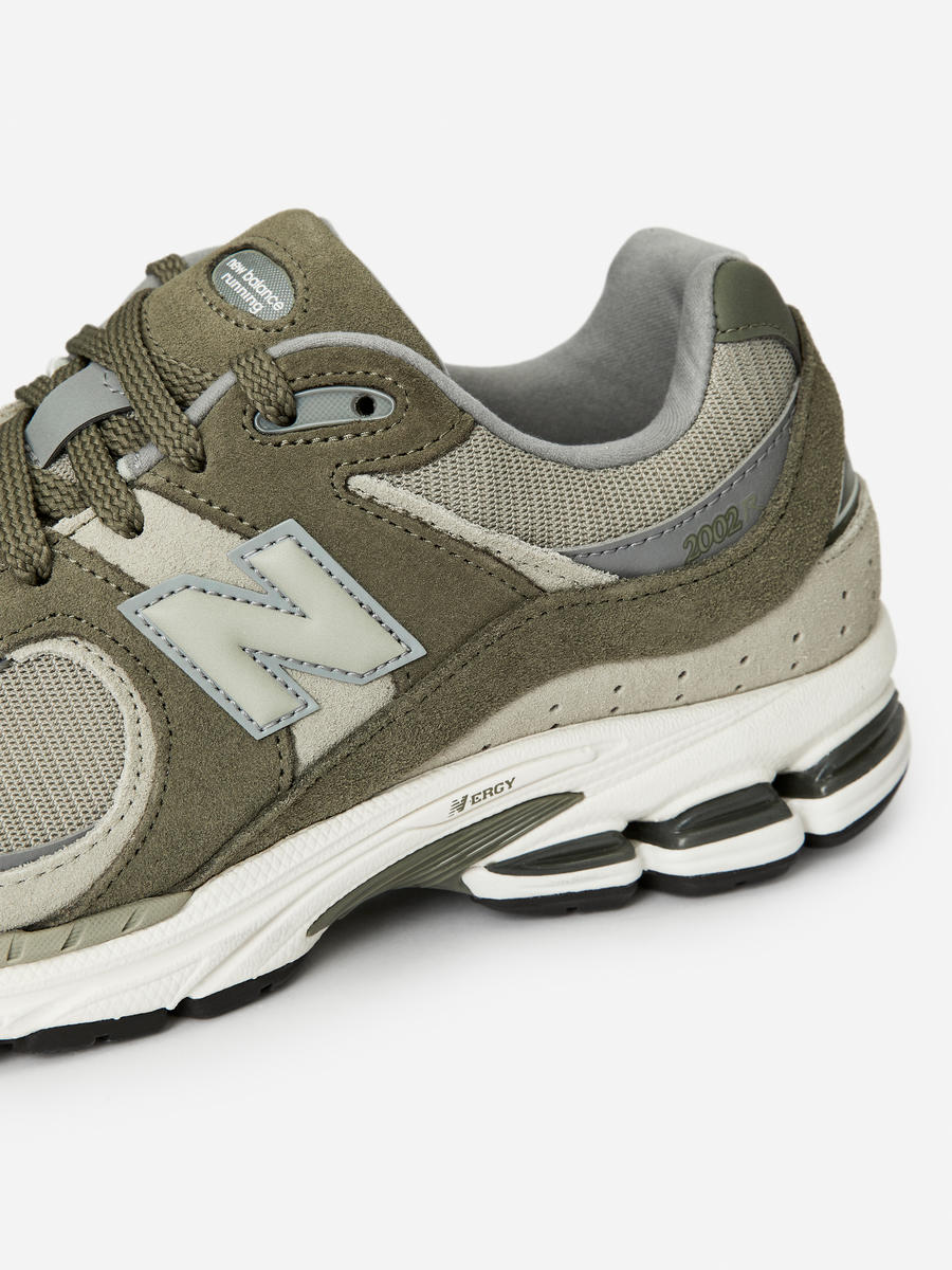 New Balance 2002R-sneakers – Khakigrön – Men – ARKET SE